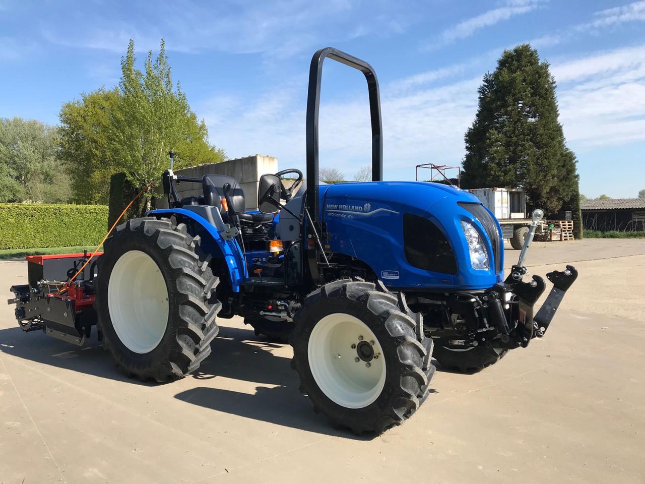 Nieuwe New Holland Boomer 55 met Boxer gazonzaaimachine afgeleverd